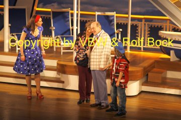 Photo Ann Mandrella, Hertha Schell, Peter Fröhlich & Ensemble -->