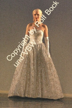 Photo Maya Hakvoort --> Musical CDs, DVDs @ SoundOfMusic-Shop